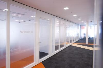 China Beweegbare het Glaszaal van Verdelingsmuren Flexibele Berijpte Verdelers voor Bureau Te koop