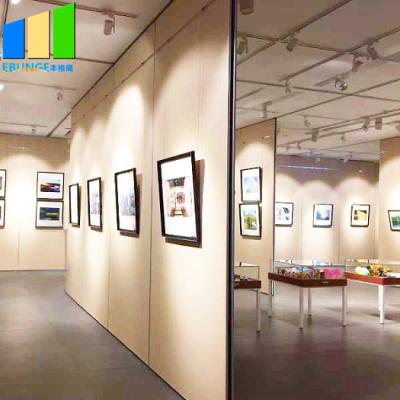 China largura de 500mm que desliza a separação dobrável de suspensão decorativa de alumínio do divisor de sala das paredes de separação para a exposição à venda