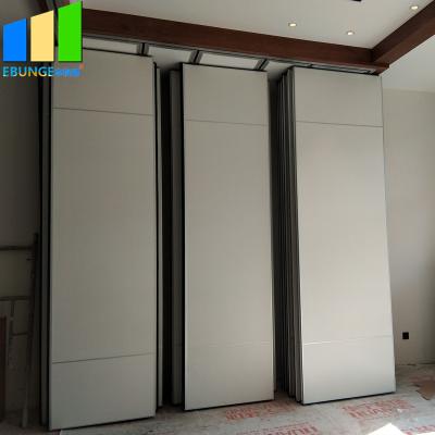 中国 Mdfの折れ戸ホテルのためのトラックが付いている移動可能な分割vip部屋ディバイダーの防音の折る隔壁 販売のため