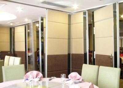 中国 レストランのための柔らかいスポンジPUの革カバーが付いている折る壁を滑らせるEbungeのアルミニウム移動可能な仕切りSooden 販売のため