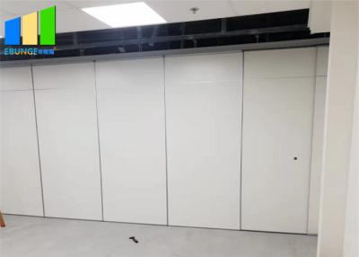 Cina Pavimento a colore bianco pieghevole del soffitto che piega i muri divisori acustici in vendita