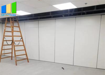 China Vloer die aan Plafond Opvouwbare Witte Kleur Akoestische Verdelingsmuren vouwen Te koop