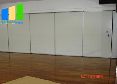 China Paredes de separação acústicas de madeira estratificadas brancas da porta de dobramento da sala de aula de Malásia à venda