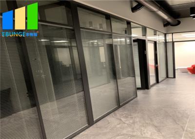 Cina Parete di alluminio del divisore in vetro dell'ufficio insonorizzato interno con l'otturatore in vendita
