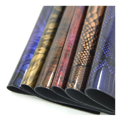 Cina Waterproof Custom Leatherette Fabric Printing Patent Printed Leather Fabric in vendita
