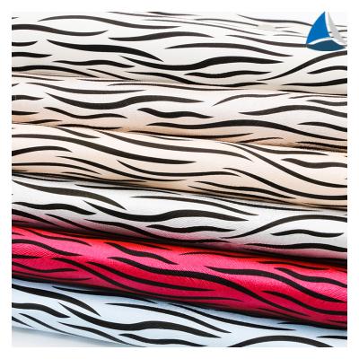 Cina Abrasion-resistant designer inspired leather colors faux leather material fabric for shoe upper in vendita