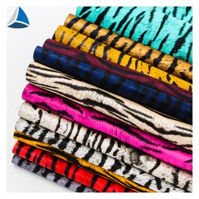 Cina Abrasion-Resistant Crafted Faux PU Leather Leatherette Fabric Raw Material For Shoe Making in vendita