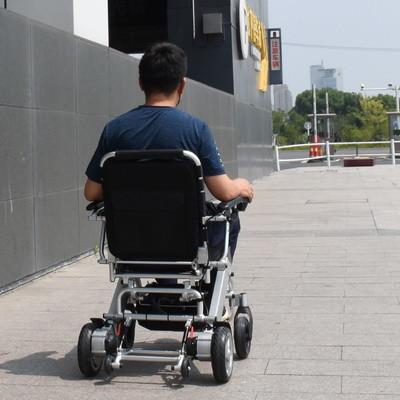 Cina Sedia a rotelle a pile 6km/Hr della struttura di alluminio con il motore senza spazzola in vendita