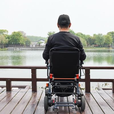 Cina Sedia a rotelle pieghevole elettrica leggera con il carico del litio 100KG in vendita