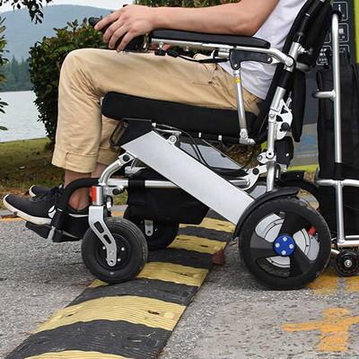 中国 電磁石ブレーキが付いている多機能の折る電動車椅子 販売のため