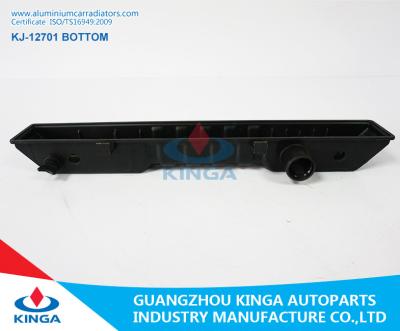 Cina La riparazione di plastica del radiatore del carro armato per Toyota HILUX KB-LN167 abbassa il carro armato del lato del radiatore del carro armato in vendita