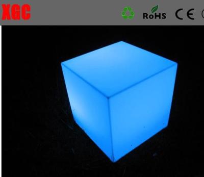 中国 流行の屋外党テーブルおよび椅子LEDのライト バーのソファーの家具、導かれた立方体のテーブル 販売のため