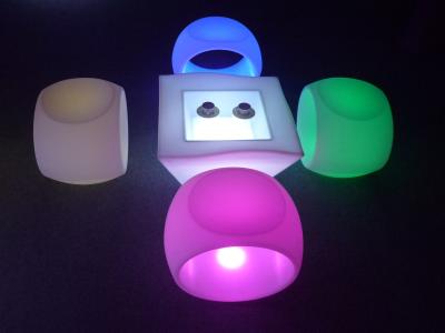 中国 容易できれいなLEDのテーブルおよび椅子の4400mhA容量電池が付いているLEDの軽い家具 販売のため