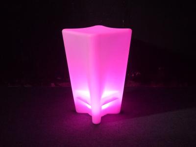 中国 導かれた明るい家具が付いているLEDのバー スツールのPEの椅子の不規則な腰掛け 販売のため