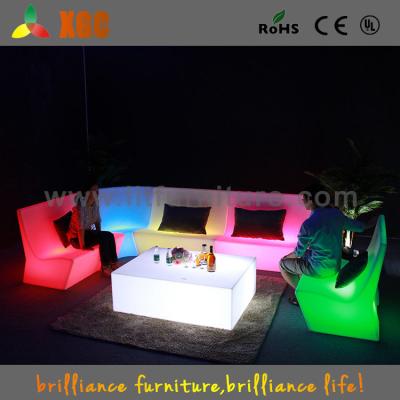 Cina 16 colori cambiano la sedia d'ardore di plastica del sofà, mobilia del night-club LED in vendita