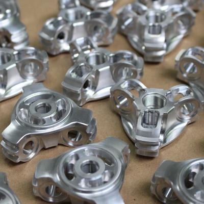 Cina Parti di alluminio meccaniche su misura di CNC che sabbiano finitura superficia di schermatura di seta in vendita