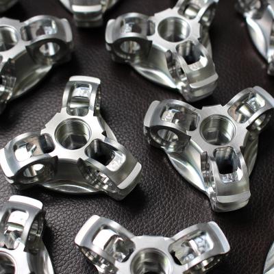 中国 急速なプロトタイプCNCのアルミニウム部品の高精度0.05mmの許容 販売のため