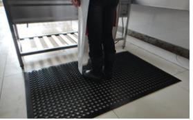 Cina Interlocking Drainage Rubber Door Mats Sheet For Kitchen Antislip in vendita
