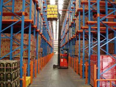 Cina Azionamento resistente del metallo del carrello elevatore in scaffali del pallet larghezza di 3900mm - di 1350mm in vendita
