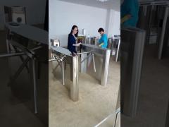 Ένα γυάλινο τραπέζι από την Ethelstern και ένα σύστημα πρόσβασης για ρυμουλκούμενα.