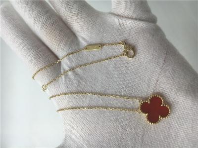 Cina Collana dell'oro di LongVan Cleef Arpels 18K con forma rossa del fiore nessun diamante in vendita
