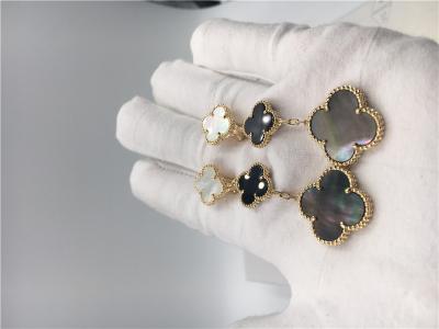 Cina Oro giallo magico degli orecchini 18k di Van Cleef Arpels Alhambra con la madreperla bianca e grigia in vendita