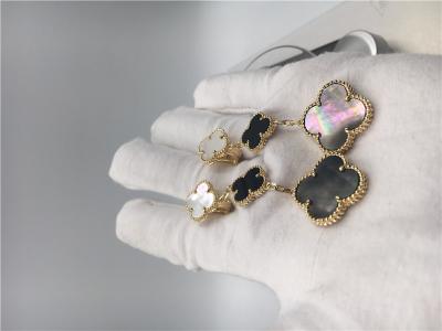 Cina Oro giallo magico degli orecchini 18k di Van Cleef Arpels Alhambra con la madreperla bianca e grigia in vendita