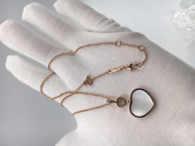 Cina Collana madreperlacea dell'oro 18K del diamante con il pendente felice dei cuori di Chopard in vendita