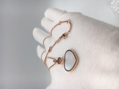 Cina Collana madreperlacea dell'oro 18K del diamante con il pendente felice dei cuori di Chopard in vendita