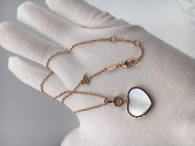 Cina Collana madreperlacea dell'oro 18K del diamante con il pendente felice dei cuori di Chopard in vendita