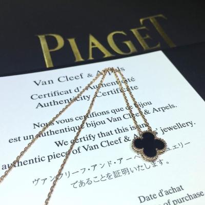 Cina Madreperla dolce dell'oro giallo del pendente di Alhambra dei gioielli di lusso dell'oro di Van Cleef Arpels in vendita