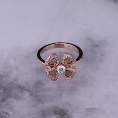 Cina Roman Love Flower Ring Fiorever 18 kt Rose Gold Ring messa con un diamante centrale ed i diamanti del pavé in vendita