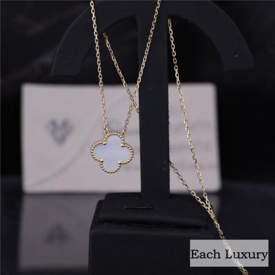Cina Collana media VCARA45900 di madreperla dell'oro giallo di Van Cleef Vintage Alhambra Pendant in vendita