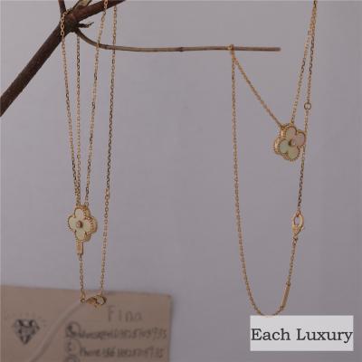 Cina Madreperla bianca d'annata dell'oro giallo di Alhambra Medium Clip Earrings 18K CONTRO il diamante in vendita
