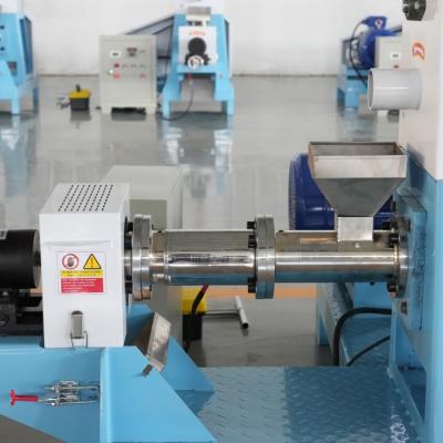 Китай Небольшой влажный штрангпресс питания машины лепешки корма для рыб с плавающей запятой для корма для домашних животных продается