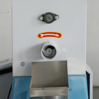 중국 60 내지 700kg/ Ｈ를 펠렛으로 만드는 1.5*1.1*0.8m 작은 떠있는 생선류 급광기 판매용