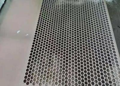 中国 打ち抜かれるのあたりの10mmの六角形の穴があいたアルミニウム シートは/磨かれて金属をかぶせる 販売のため