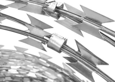 China Lâmina de lâmina galvanizada mergulhada quente que cerca o comprimento farpado CBT 65 do fio 65mm à venda