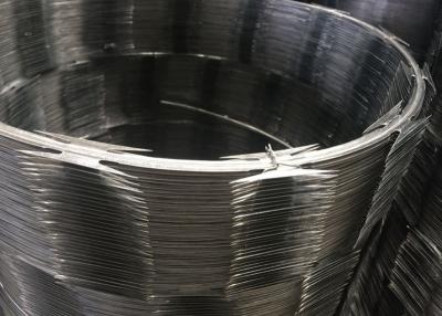 China Lâmina de lâmina galvanizada mergulhada quente que cerca o comprimento farpado CBT 65 do fio 65mm à venda
