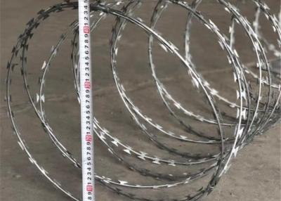 China Lâmina de lâmina galvanizada mergulhada quente que cerca o comprimento farpado CBT 65 do fio 65mm à venda