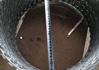 China Quente mergulhado galvanizou a espessura da bobina 0.8mm do arame farpado BTO 22 450mm da lâmina à venda