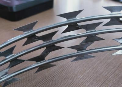 China Quente mergulhado galvanizou a espessura da bobina 0.8mm do arame farpado BTO 22 450mm da lâmina à venda