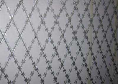 China Comprimento soldado farpado da rede de arame BTO 22 10mm da lâmina da bobina para a estrada à venda