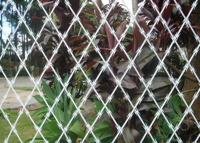 Cina 75x150mm Diamond Mesh Razor Wire Fencing a fisarmonica BTO 25 SS316 in vendita