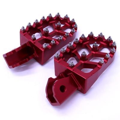 China Logotipo rojo Logotipo personalizado de aleación de aluminio CNC Dirt Bike Foot Pegs para Honda CRF230F en venta