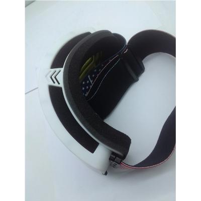 China Customized White Frame Ski Goggle with Foam Face Padding and Polycarbonate Lens for sale