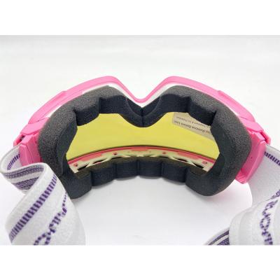 China Pink Polycarbonate Magnetic Ski Goggles with Magnetic Scratch-Resistant Lens for sale