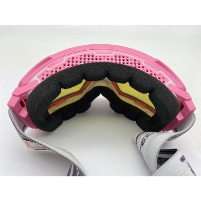 China Pink Polycarbonate Magnetic Ski Goggles with Magnetic Scratch-Resistant Lens for sale