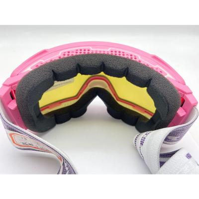 China Pink Polycarbonate Magnetic Ski Goggles with Magnetic Scratch-Resistant Lens for sale