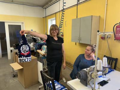 Cina Alta velocità 9 pollici larghezza a maglia 7 GG Overlock macchina da cucire per cappello a maglia invernale a maglia in vendita
